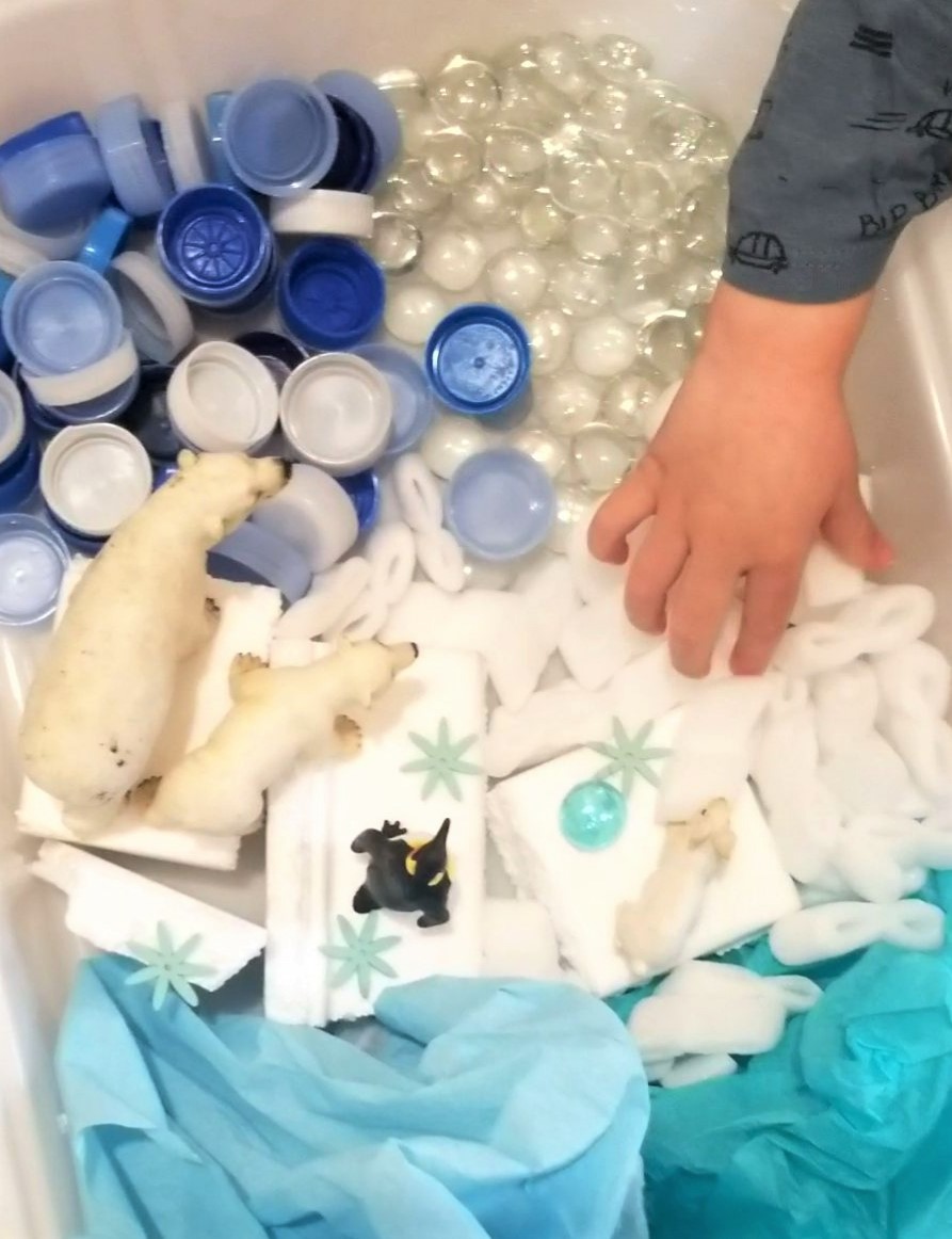 Fabriquer un bac sensoriel pour l'hiver sur le thème de la banquise ...