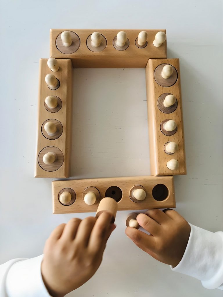 Les emboîtements cylindriques Montessori : Développement sensoriel et ...